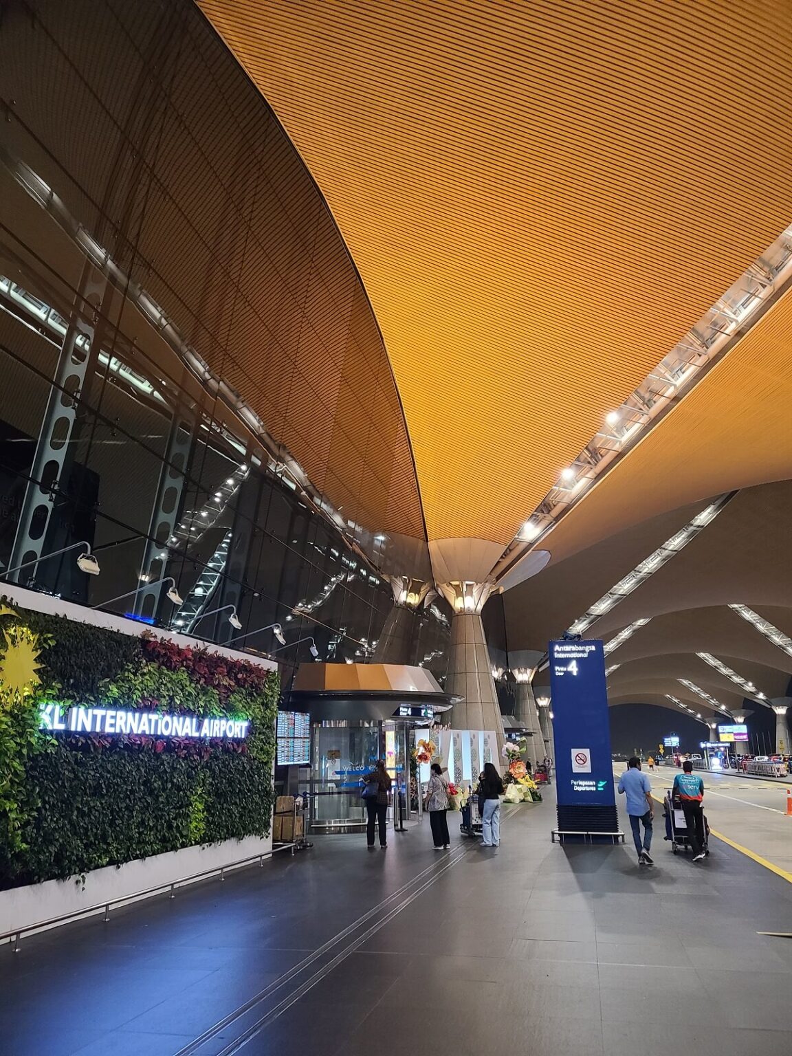 馬來西亞航空MH367、366台北TPE-吉隆坡KUL飛行紀錄[A332 & A333經濟艙] - 柏C的電影雜記