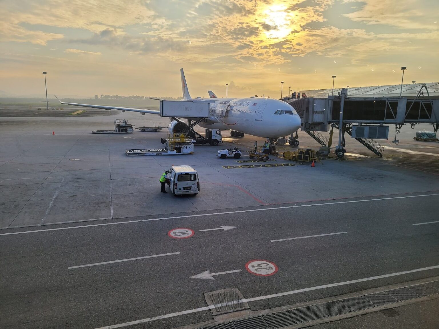 馬來西亞航空MH367、366台北TPE-吉隆坡KUL飛行紀錄[A332 & A333經濟艙] - 柏C的電影雜記