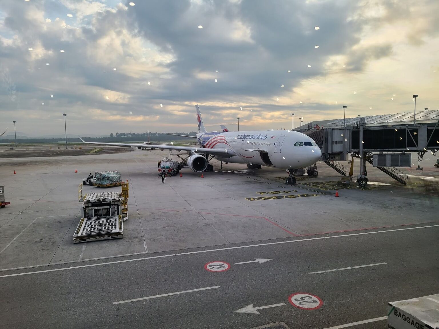 馬來西亞航空MH367、366台北TPE-吉隆坡KUL飛行紀錄[A332 & A333經濟艙] - 柏C的電影雜記