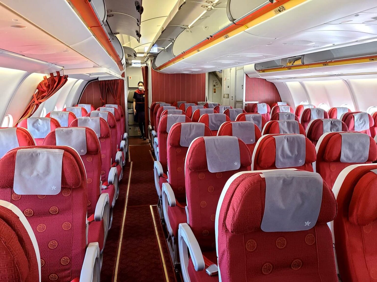 香港航空HX253、HX282台北TPE-香港HKG飛行紀錄[A333 & A320經濟艙、預辦登機] - 柏C的電影雜記